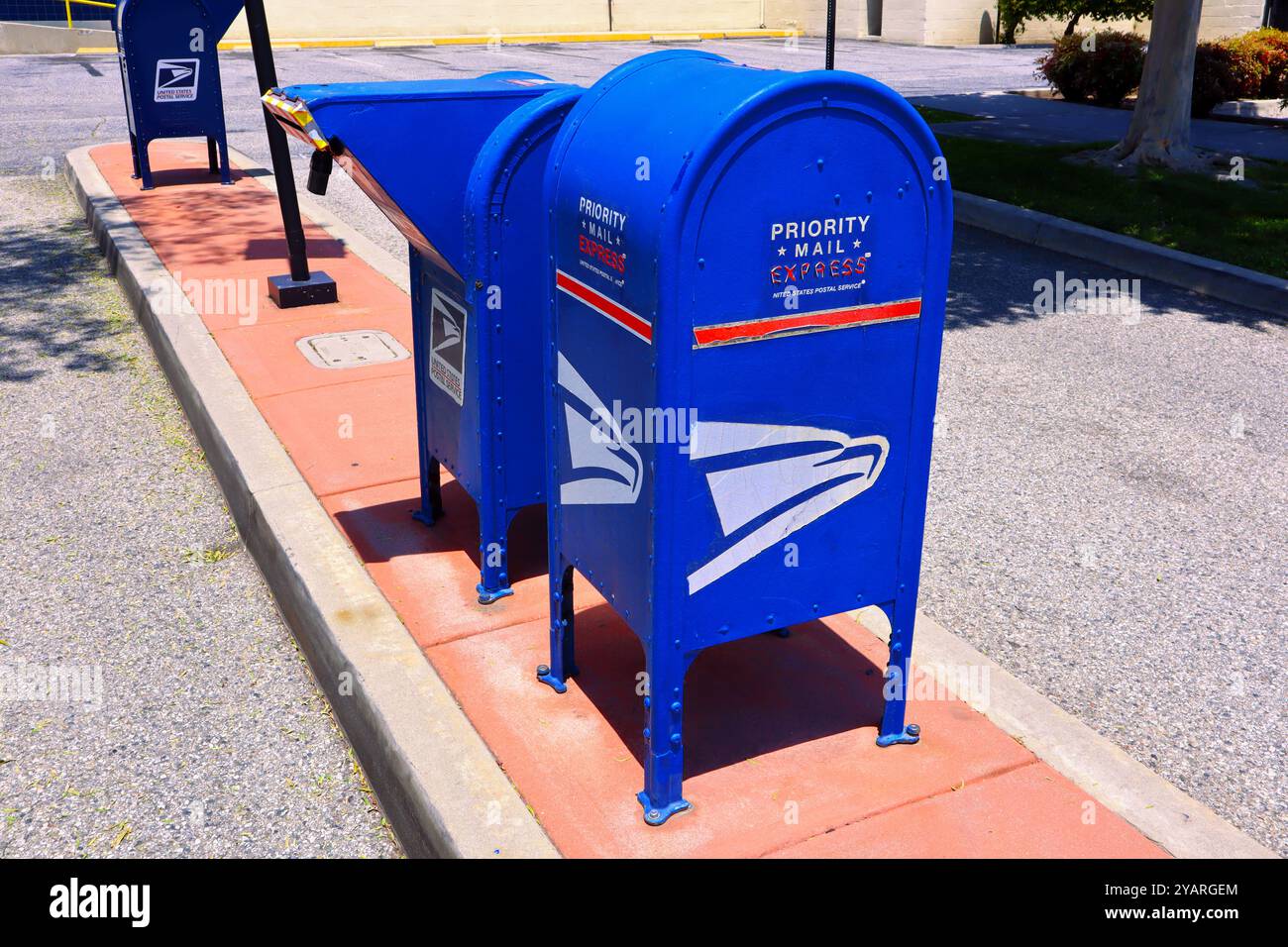 Us postal service collection box hi-res stock photography and images - Alamy