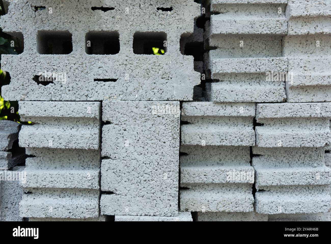 Cinder block garden hi-res stock photography and images - Alamy