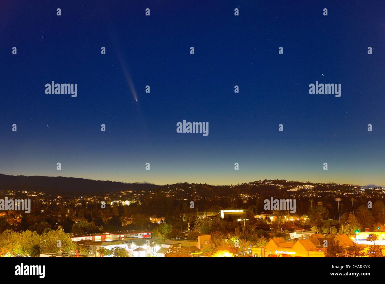 Comet Tsuchinshan-ATLAS seen in the California sky right after dusk ...