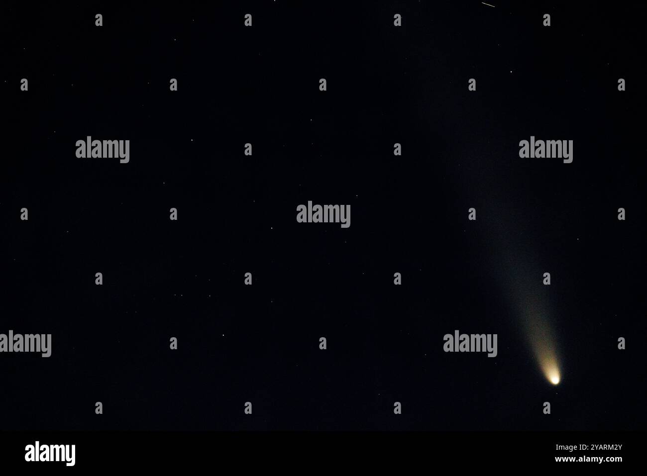 Comet Tsuchinshan-ATLAS seen in the California sky right after dusk ...