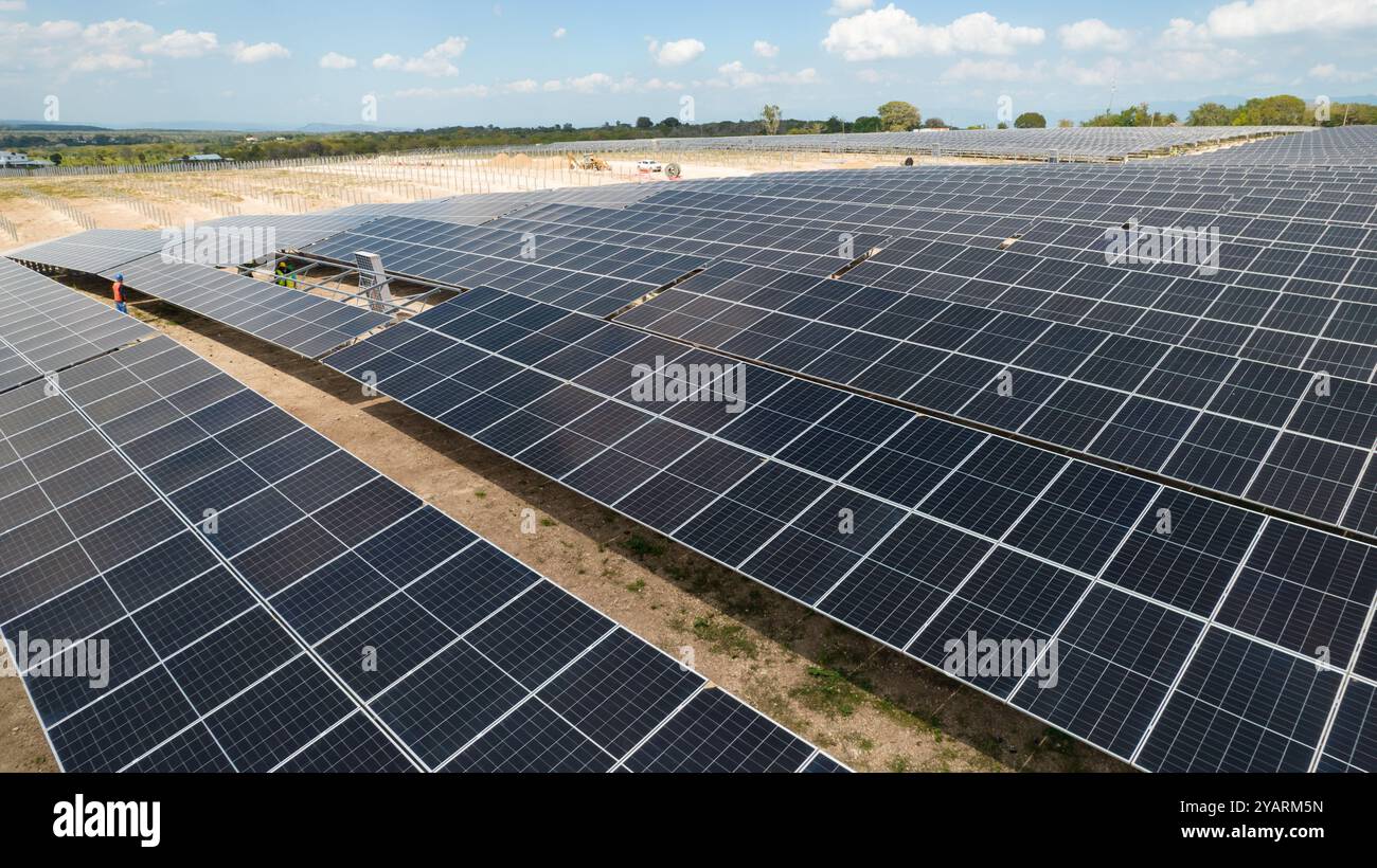 Utility scale solar farm hi-res stock photography and images - Alamy