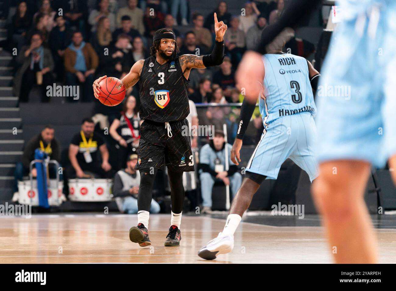 Hamburg, Deutschland. 15th Oct, 2024. Zavier Simpson (U-BT Cluj-Napoca, #03) im Dribbling, GER ...