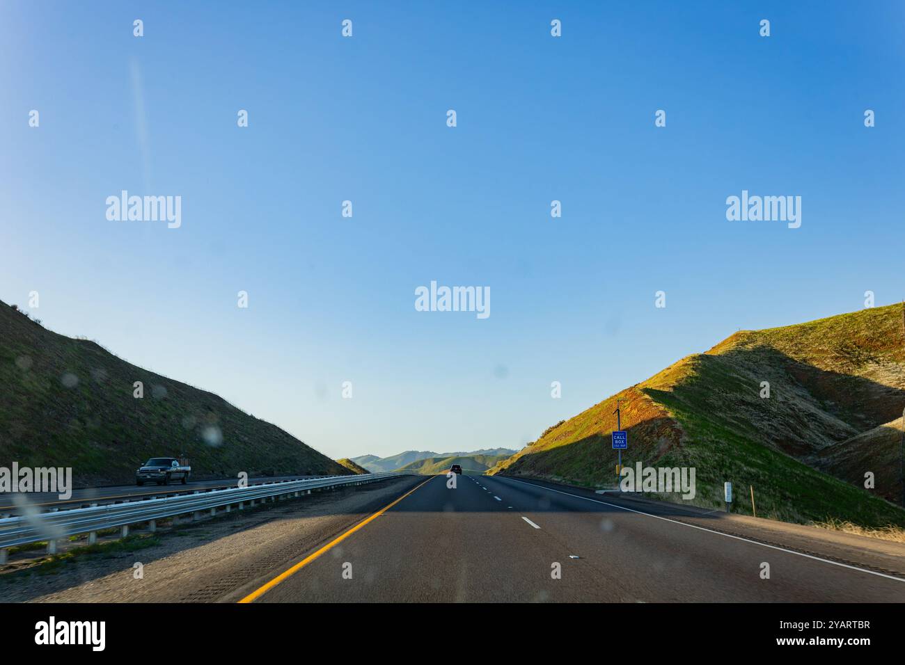 View daytime traffic on highway hi-res stock photography and images - Alamy