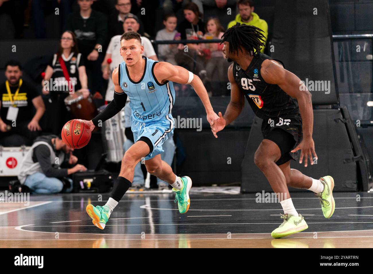 Brae Ivey (Veolia Towers Hamburg, #01) im Dribbling, Adam Mokoka (U-BT Cluj-Napoca, #95), GER ...