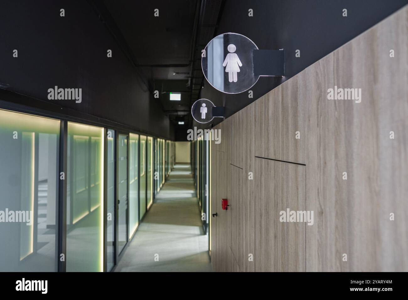 Clear toilet signage hi-res stock photography and images - Alamy