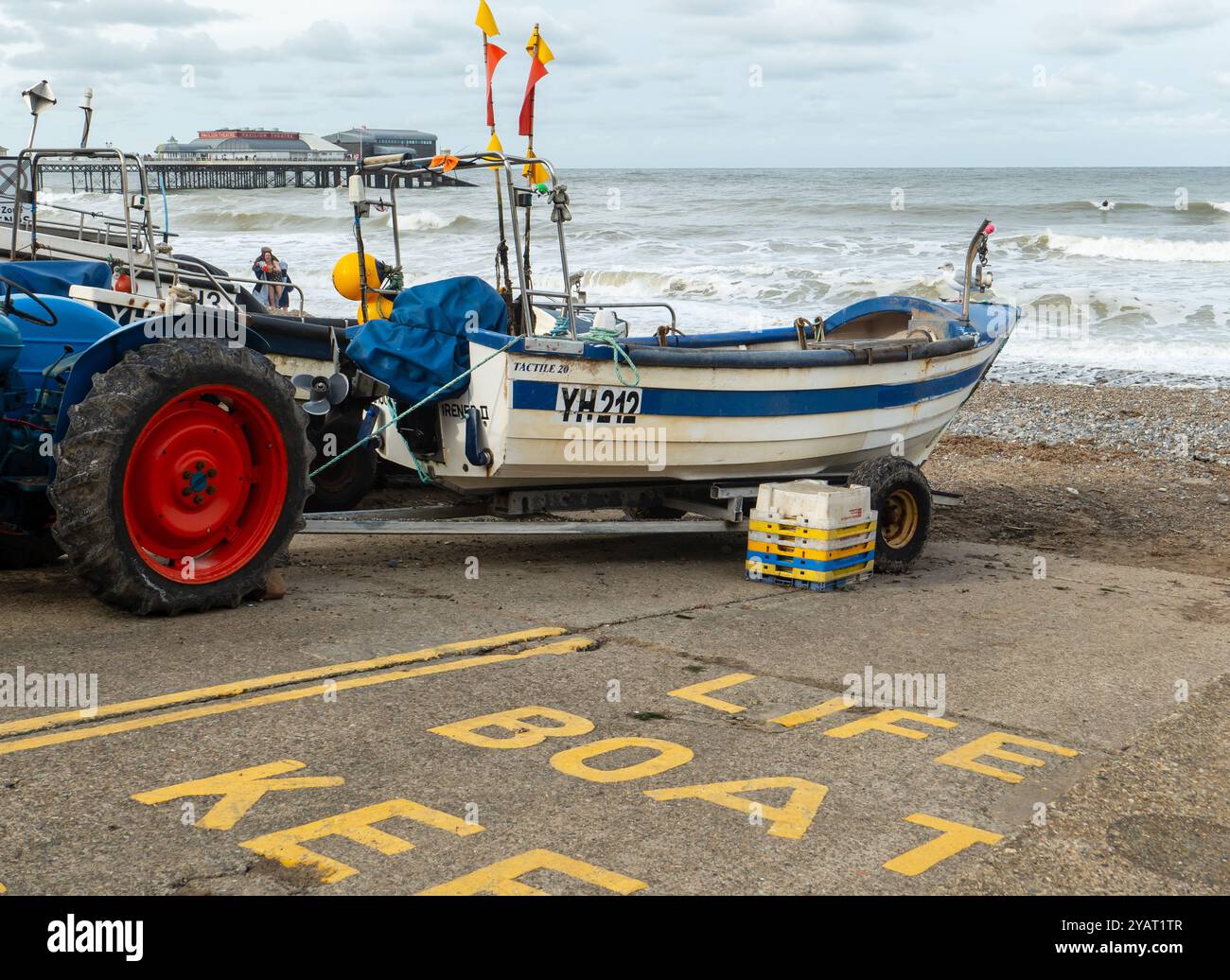 Crab fishing boat and tractor on Cromer beach Stock Photo - Alamy