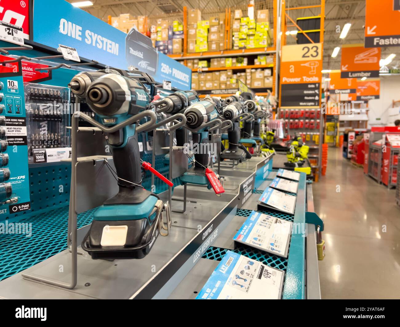 Display power tools diy store hi-res stock photography and images - Alamy