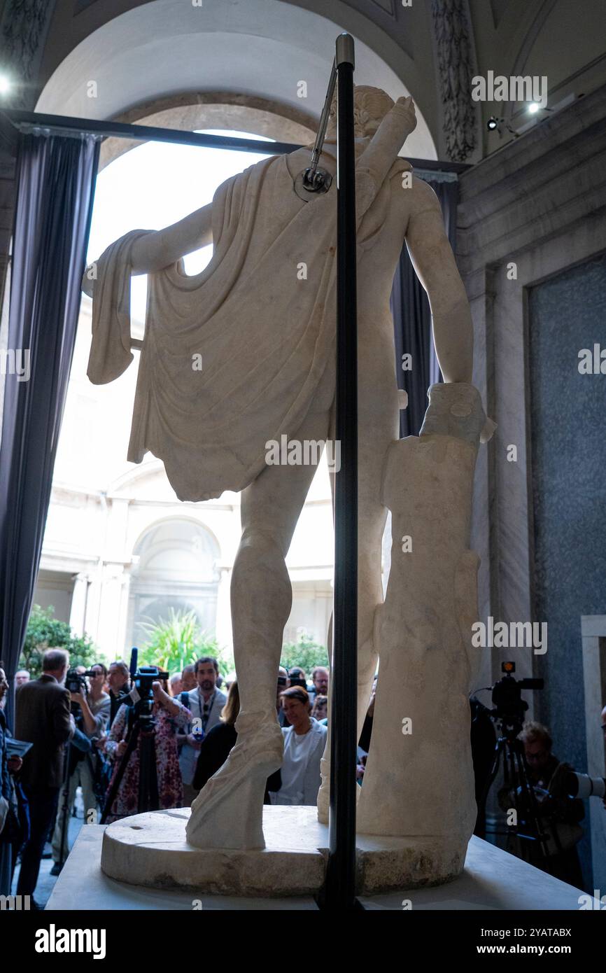 Details of the new support system of the marble statue of "Apollo del ...