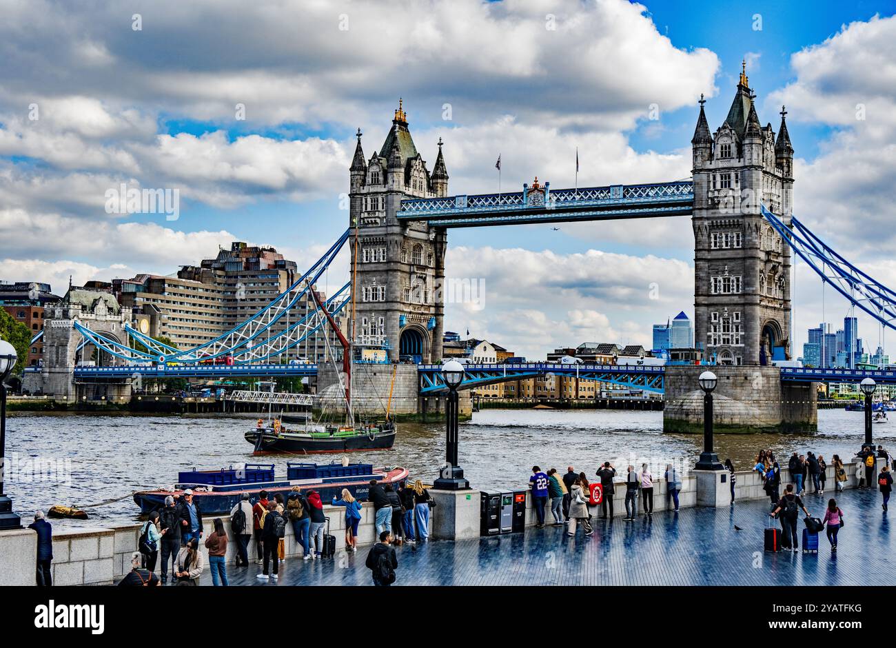 Thames sailing barge 'Will' approaches Tower Bridge for opening Stock ...