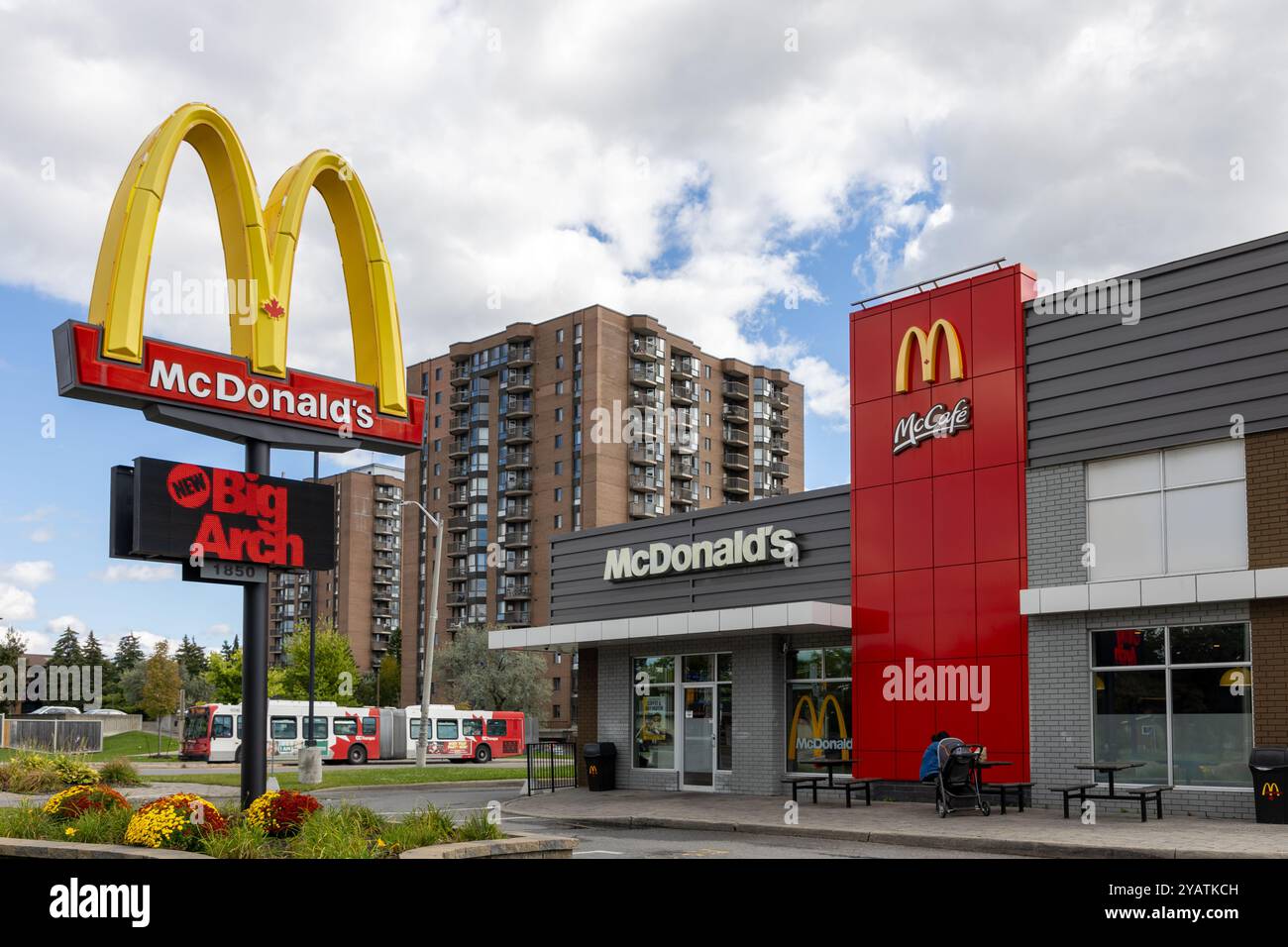 Mcdonalds fast food restaurant building hi-res stock photography and ...