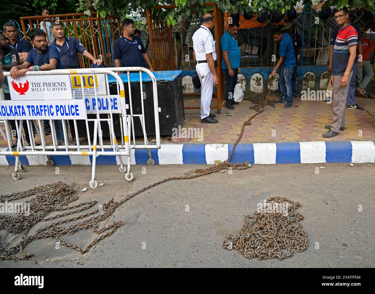 The police have opened the chain of the barricade (Photo by Suraranjan ...