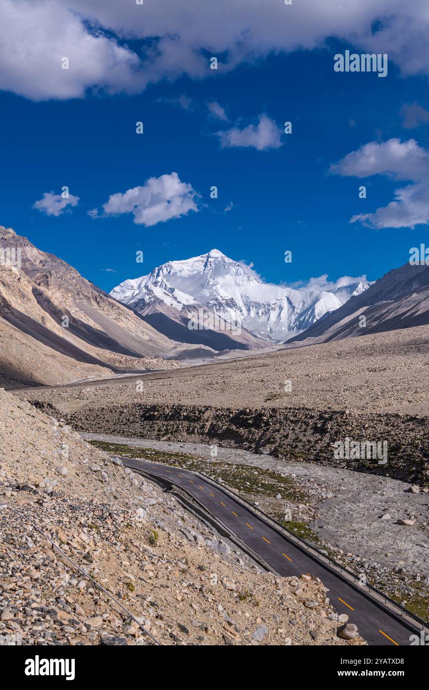 Mount Everest and stacked Mani stones near the north side of Everest ...