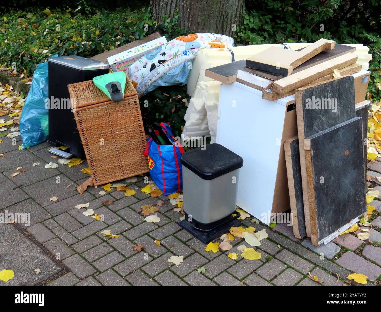 ...was die Leute so alles wegschmeissen... Sperrmuell auf Schritt und ...