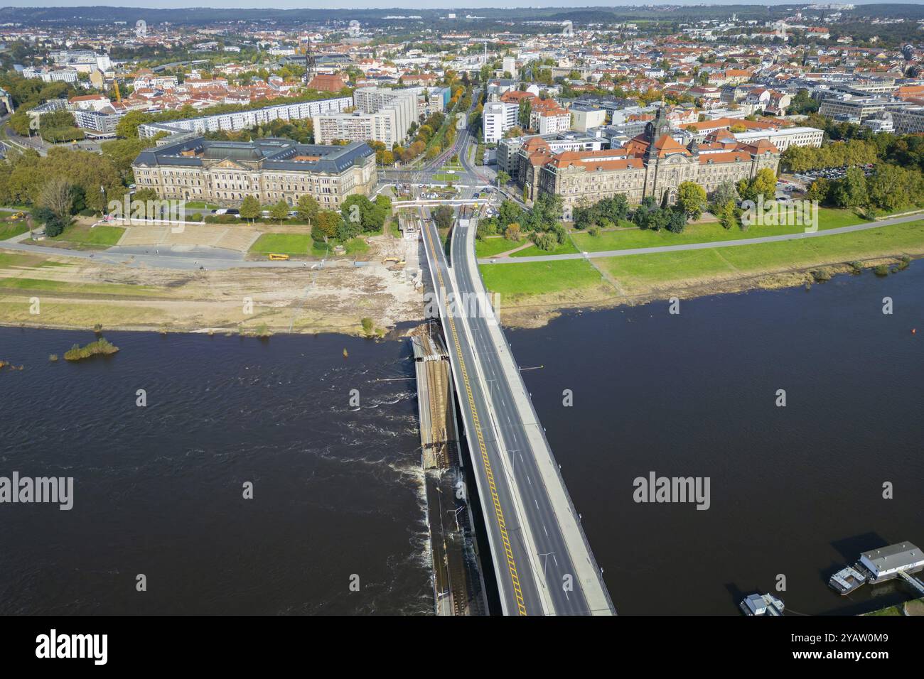 Partial collapse of the Carola Bridge, on the debris still lying in the ...