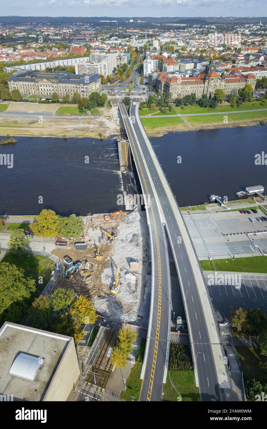 Partial collapse of the Carola Bridge, on the debris still lying in the ...