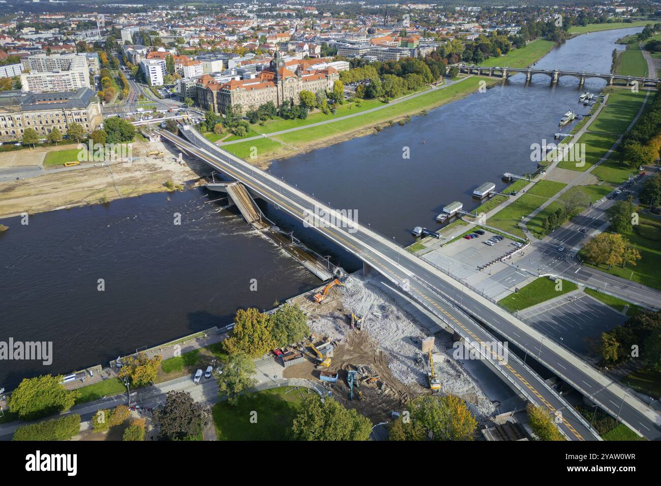 Partial collapse of the Carola Bridge, on the debris still lying in the ...