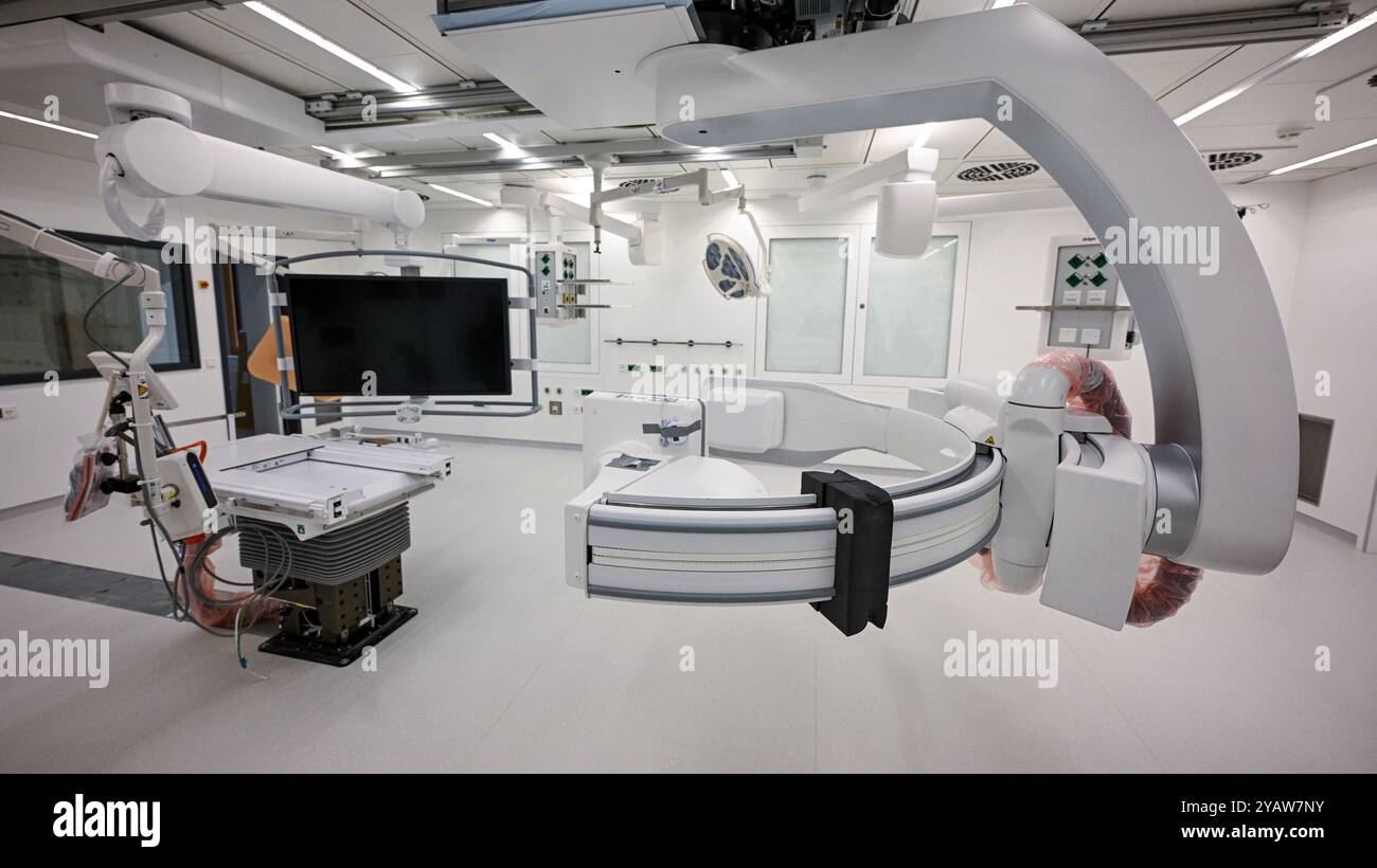 PRODUCTION - 15 October 2024, Berlin: View of an operating room in the ...
