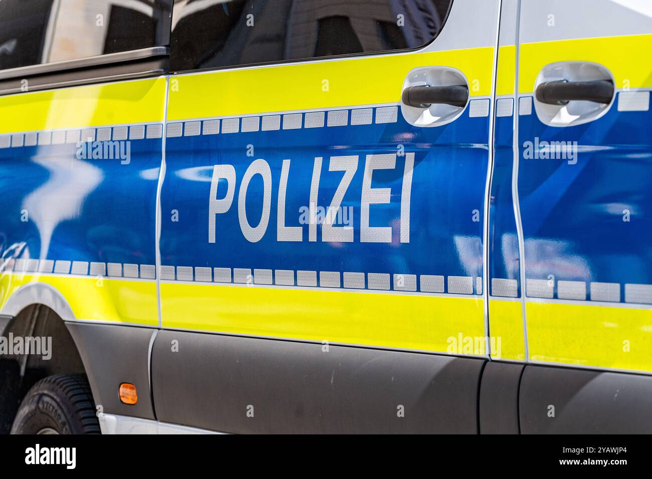 Symbolbilder Polizei Polizei Polizeieinsatz Einsatzkräfte vor dem ...