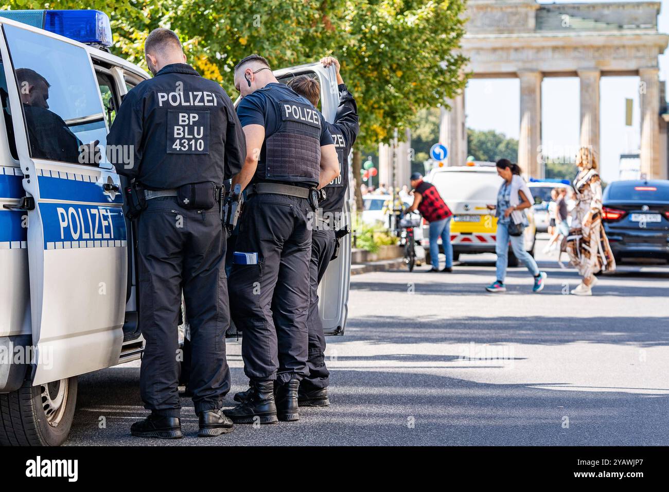 Symbolbilder Polizei Polizei Polizeieinsatz Einsatzkräfte vor dem ...