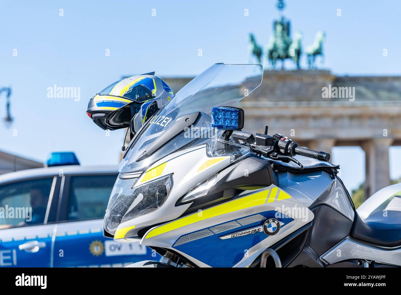 Symbolbilder Polizei Polizei Polizeieinsatz Einsatzkräfte vor dem ...