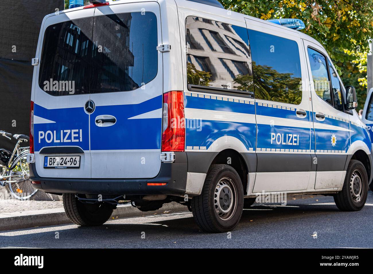 Symbolbilder Polizei Polizei Polizeieinsatz Einsatzkräfte vor dem ...