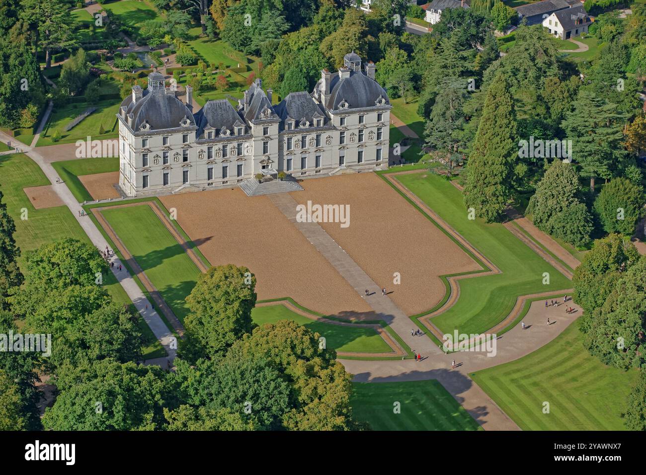 Cheverny village hi-res stock photography and images - Alamy