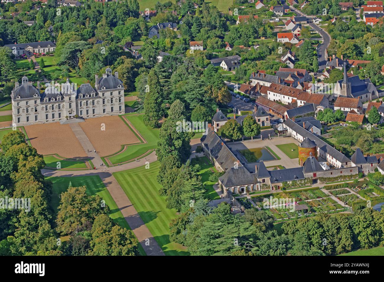 Cheverny village hi-res stock photography and images - Alamy