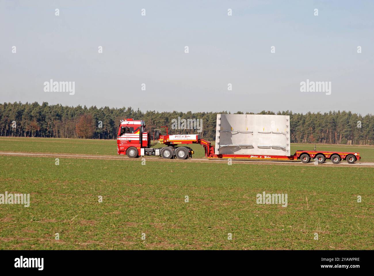 Lkw mit tieflader hi-res stock photography and images - Alamy