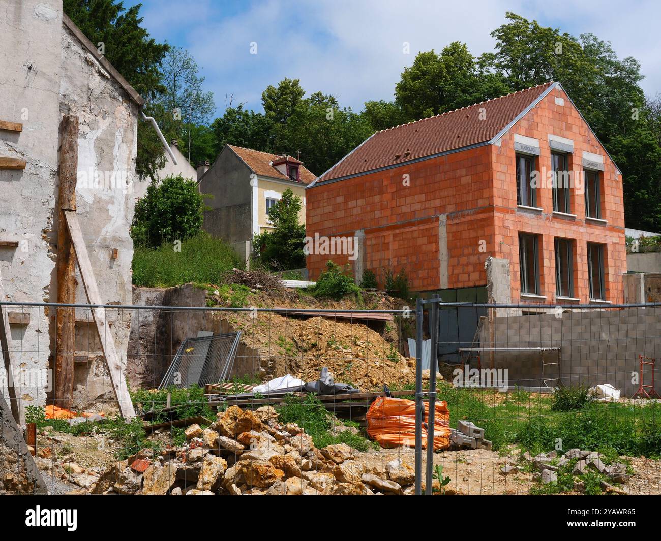 France. Saint-Prix. Construction of a pavilion in the old village. BATIMENT. BUILDING. Real ...