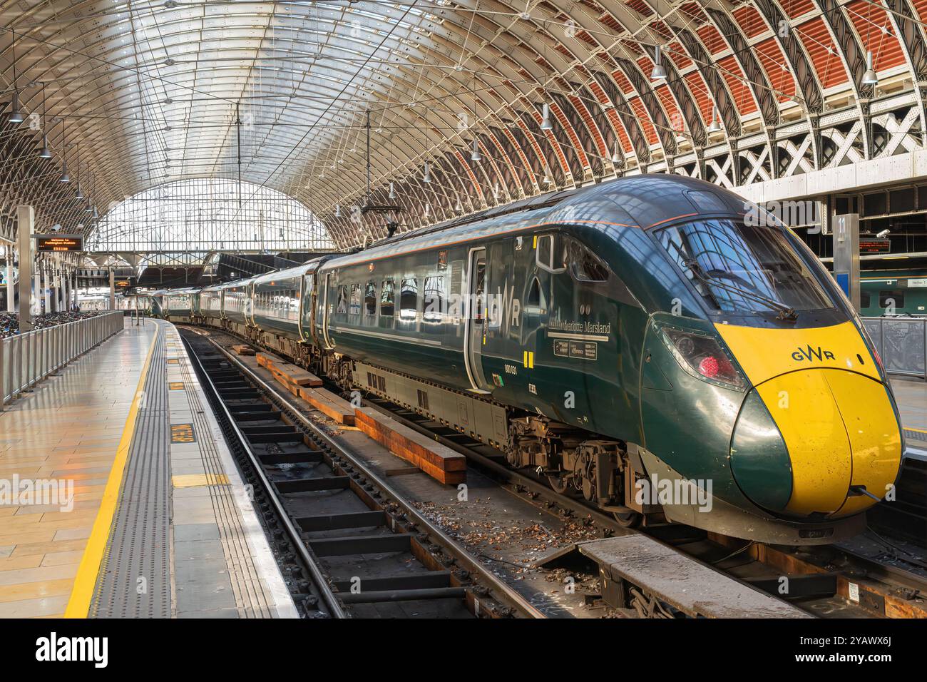 London king's cross station platform hi-res stock photography and ...