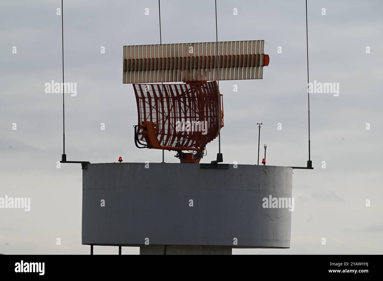 Radar-Antenne, Flugradar, Flughafen Duesseldorf, 15.10.2024. *** Radar ...