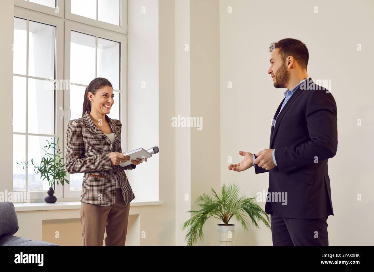 Woman journalist microphone online hi-res stock photography and images ...