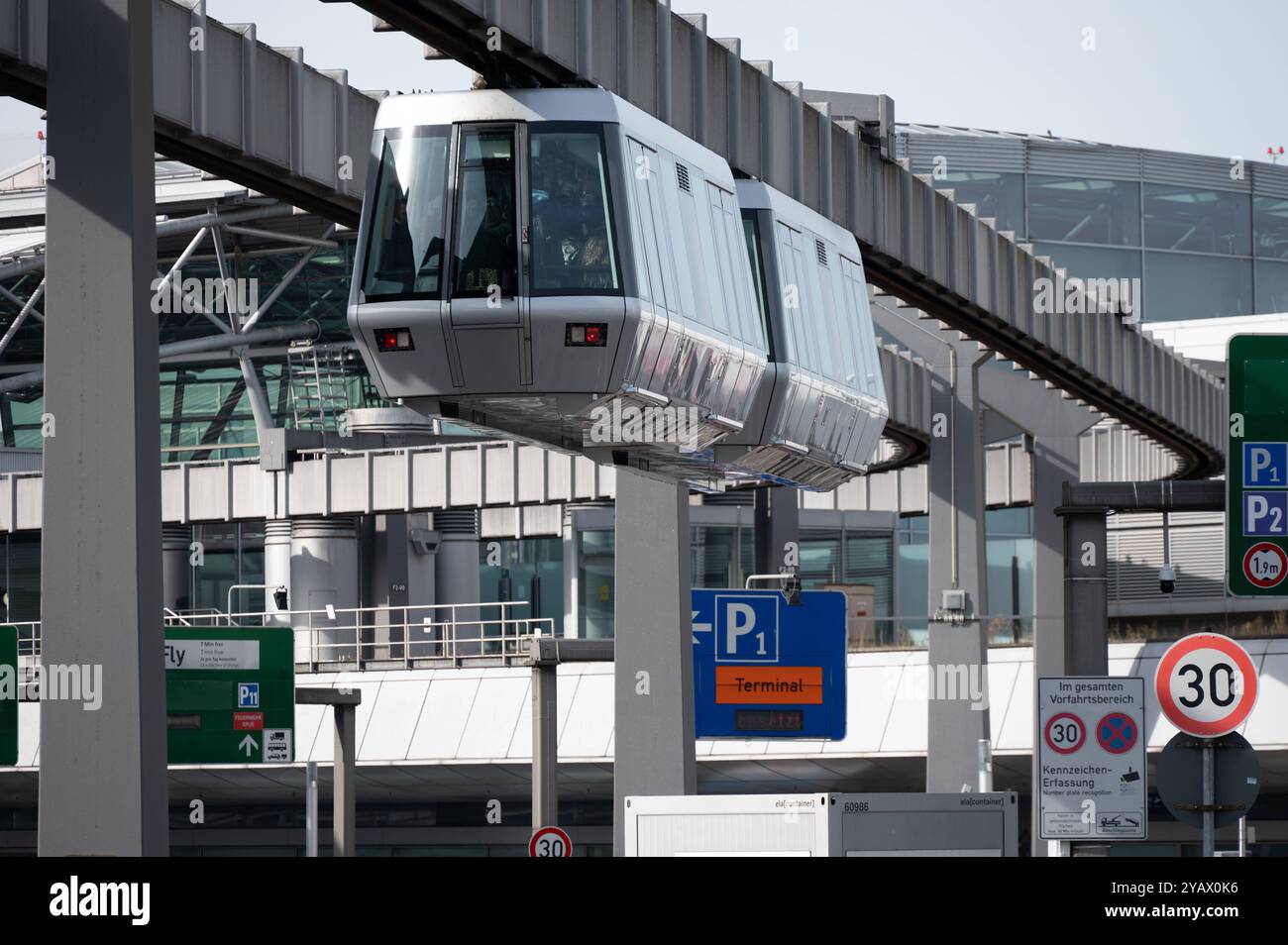 SKYTRAIN, fahrerlose Schwebebahn vom Flughafen-Fernbahnhof zum Terminal ...