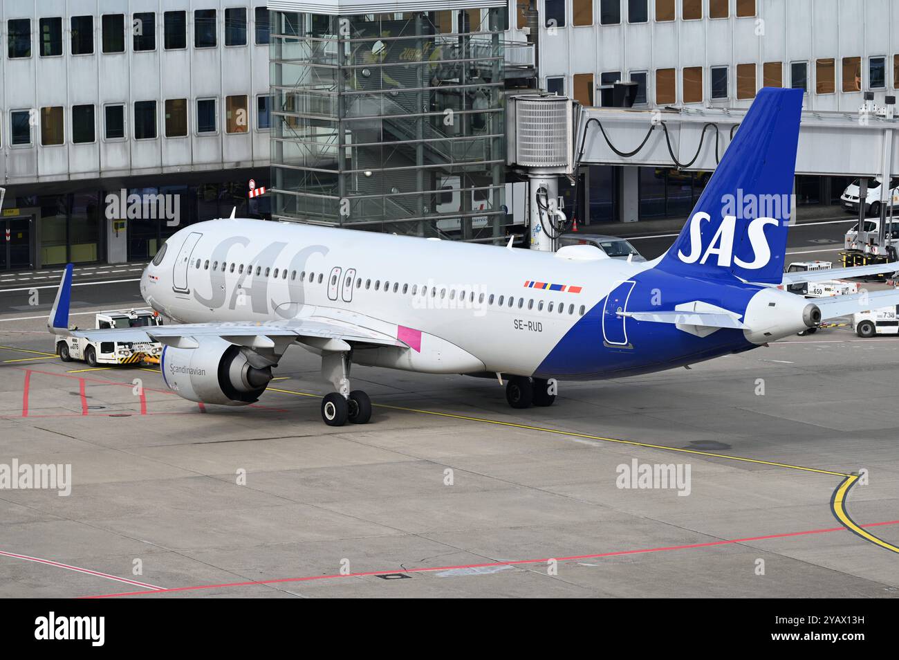 Ein Flugzeug der SAS Scandinavian Airlines wird aus der Parkposition am ...