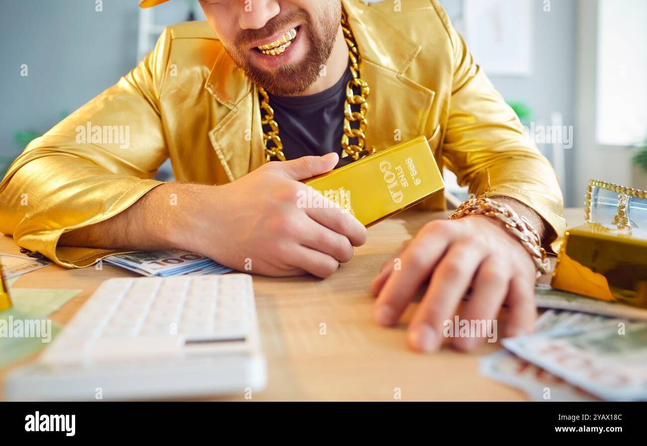 Rapper gold chain hi-res stock photography and images - Alamy