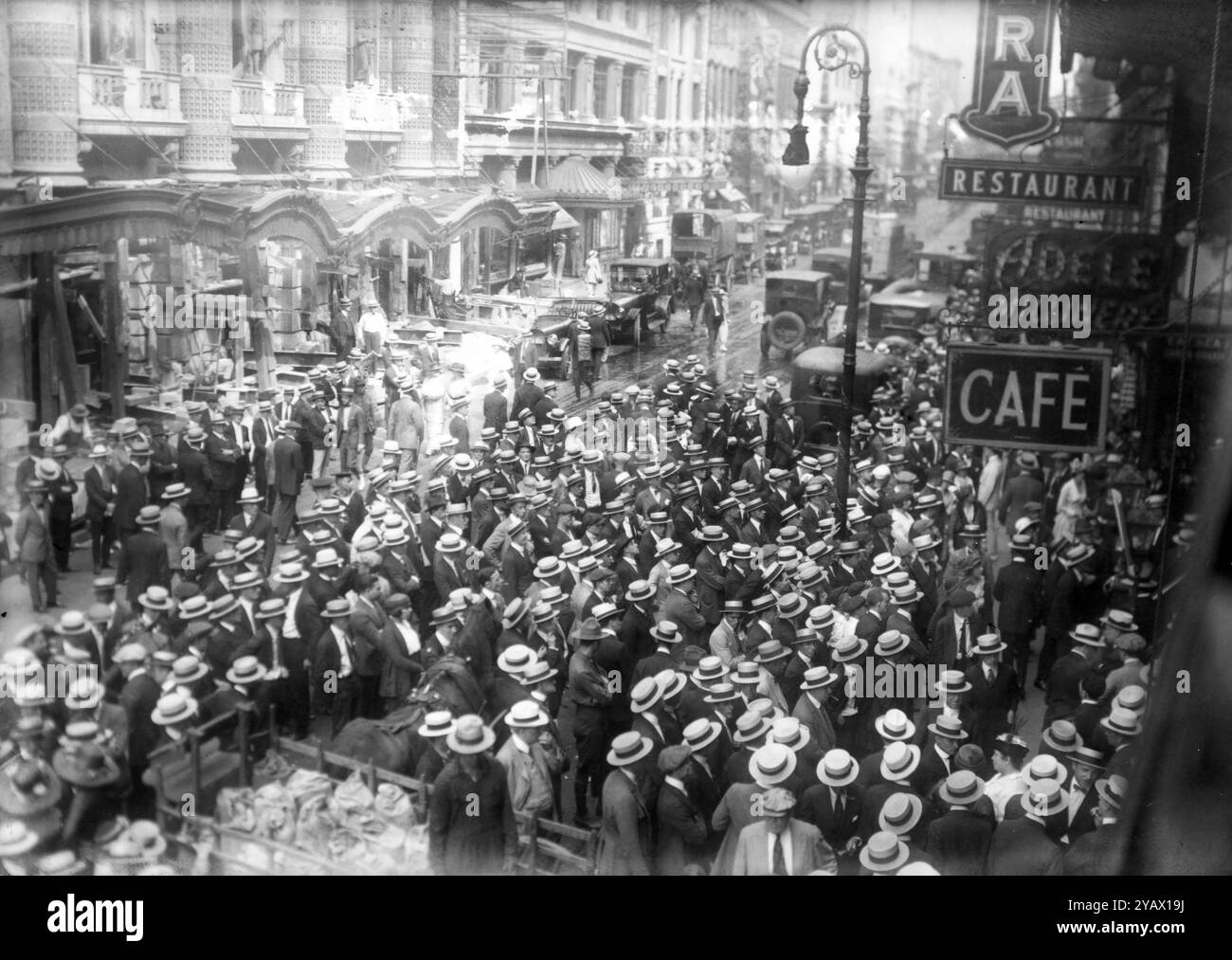Actors' strike, New York, New York - Crowd of striking actors on 45th ...