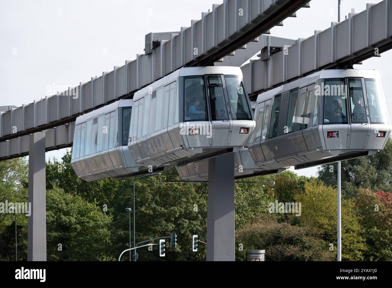 SKYTRAIN, fahrerlose Schwebebahn vom Flughafen-Fernbahnhof zum Terminal ...