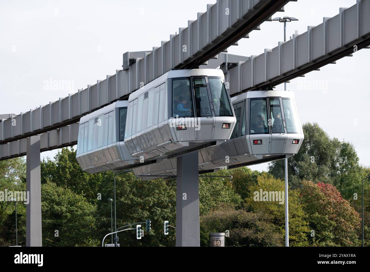 SKYTRAIN, fahrerlose Schwebebahn vom Flughafen-Fernbahnhof zum Terminal ...