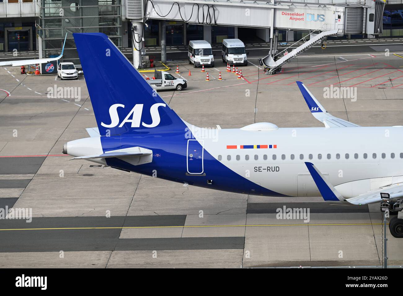 Ein Flugzeug der SAS Scandinavian Airlines wird aus der Parkposition am ...