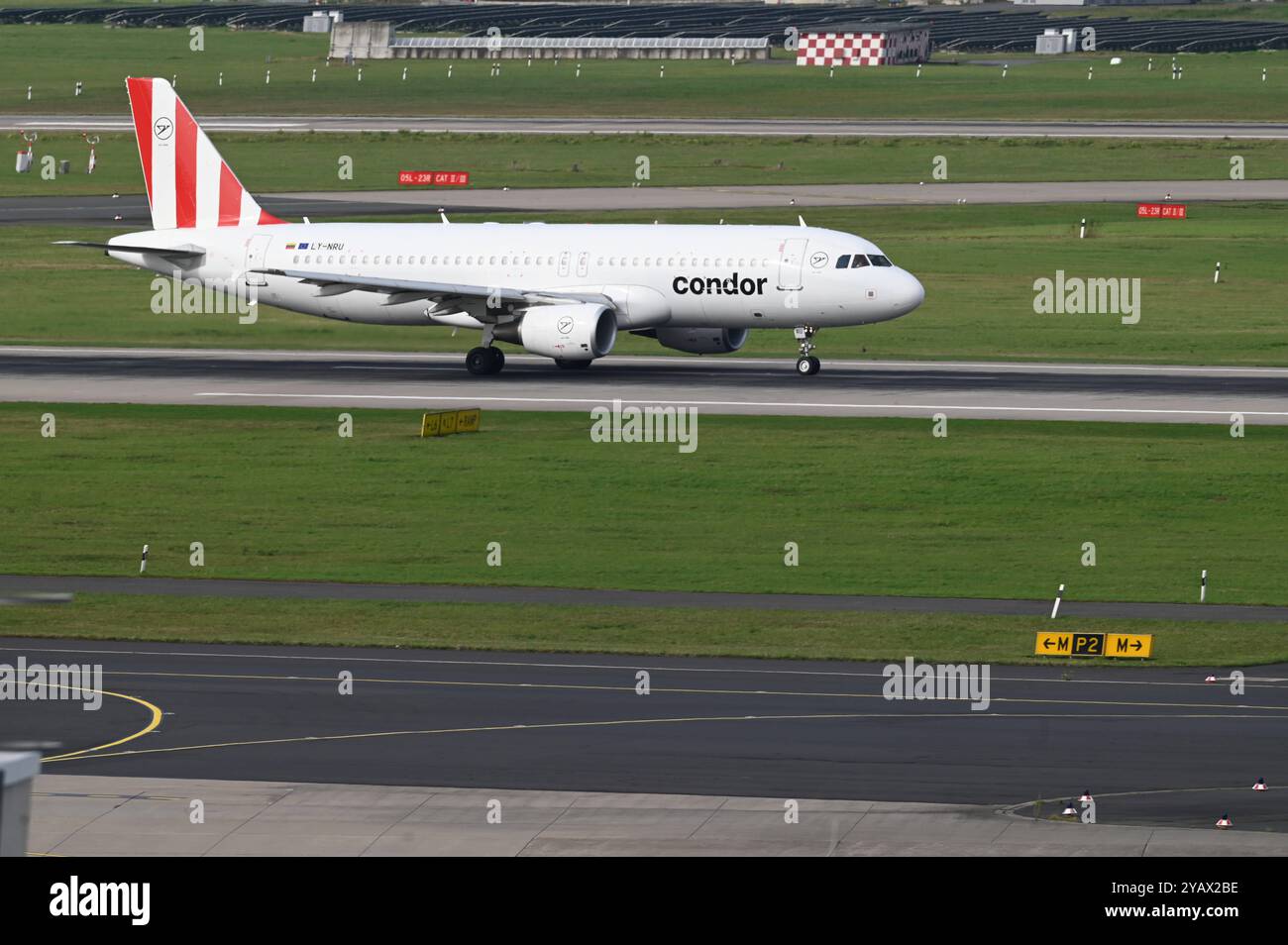 Ein Flugzeug von CONDOR beim Start, Flughafen Duesseldorf, 15.10.2024 ...