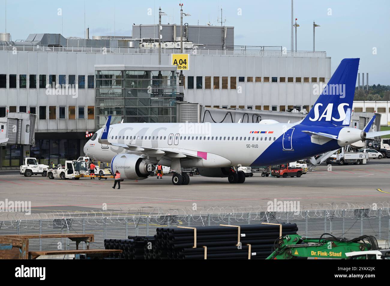 Ein Flugzeug von SAS Scandinavian Airlines steht am Terminal ...