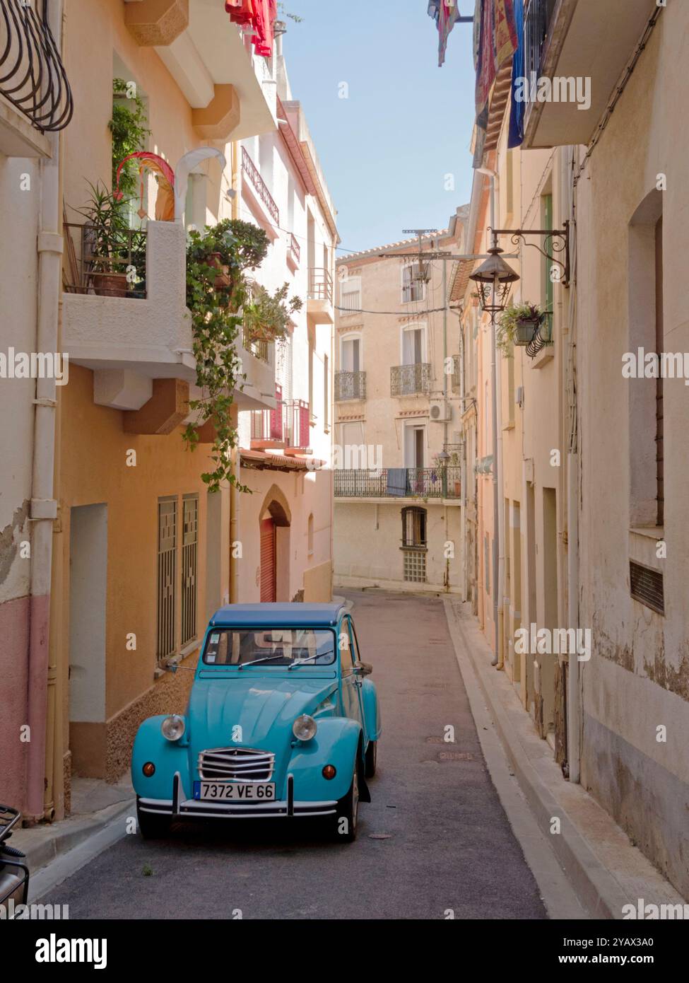 Citroen 2CV in a mediterranean French city Stock Photo - Alamy