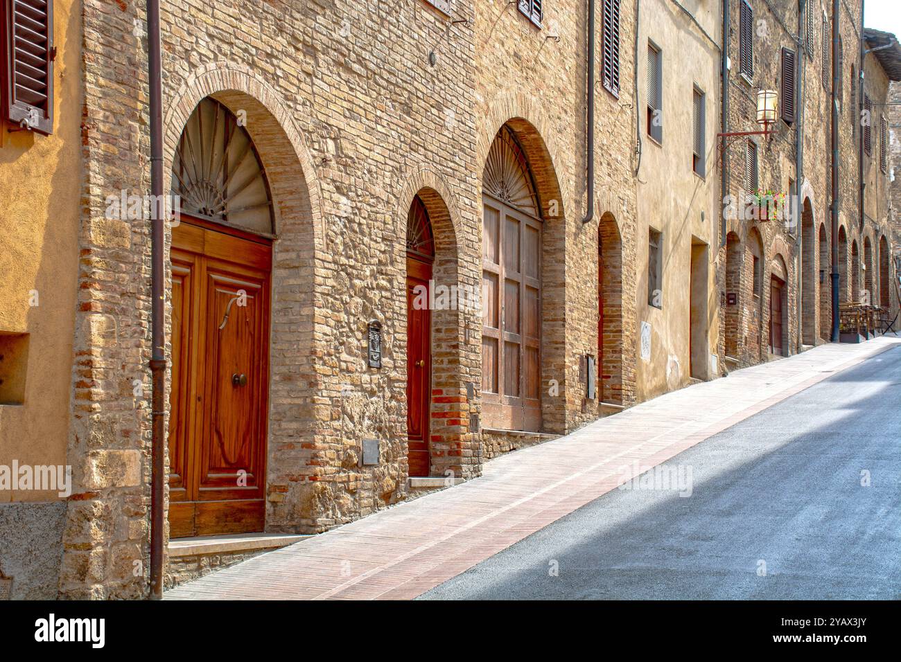 San Gimignano, Tuscany, Italy, inclined street Stock Photo - Alamy