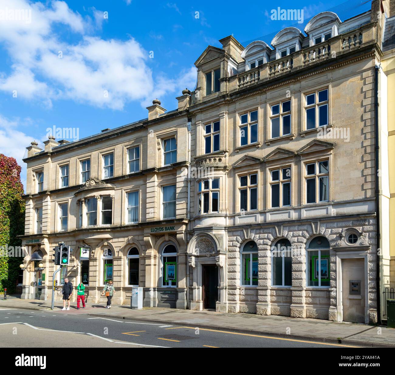 Historic building Lloyds Bank, High Street, Old Town, Swindon ...