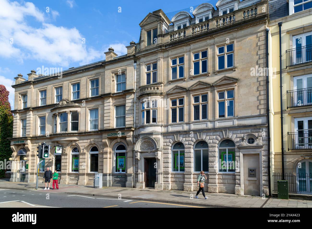 Historic building Lloyds Bank, High Street, Old Town, Swindon ...