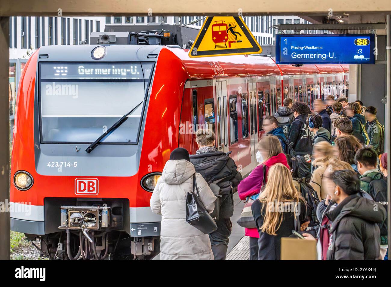 Münchner S-Bahn, Fahrgäste am S-Bahnhof Donnersbergerbrücke, München ...