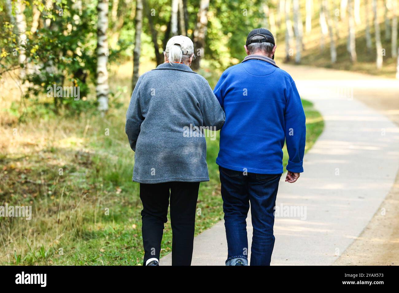 Stockbilder 10/2024 Senioren Ehepaar im Park *** Stock photos 10 2024 ...