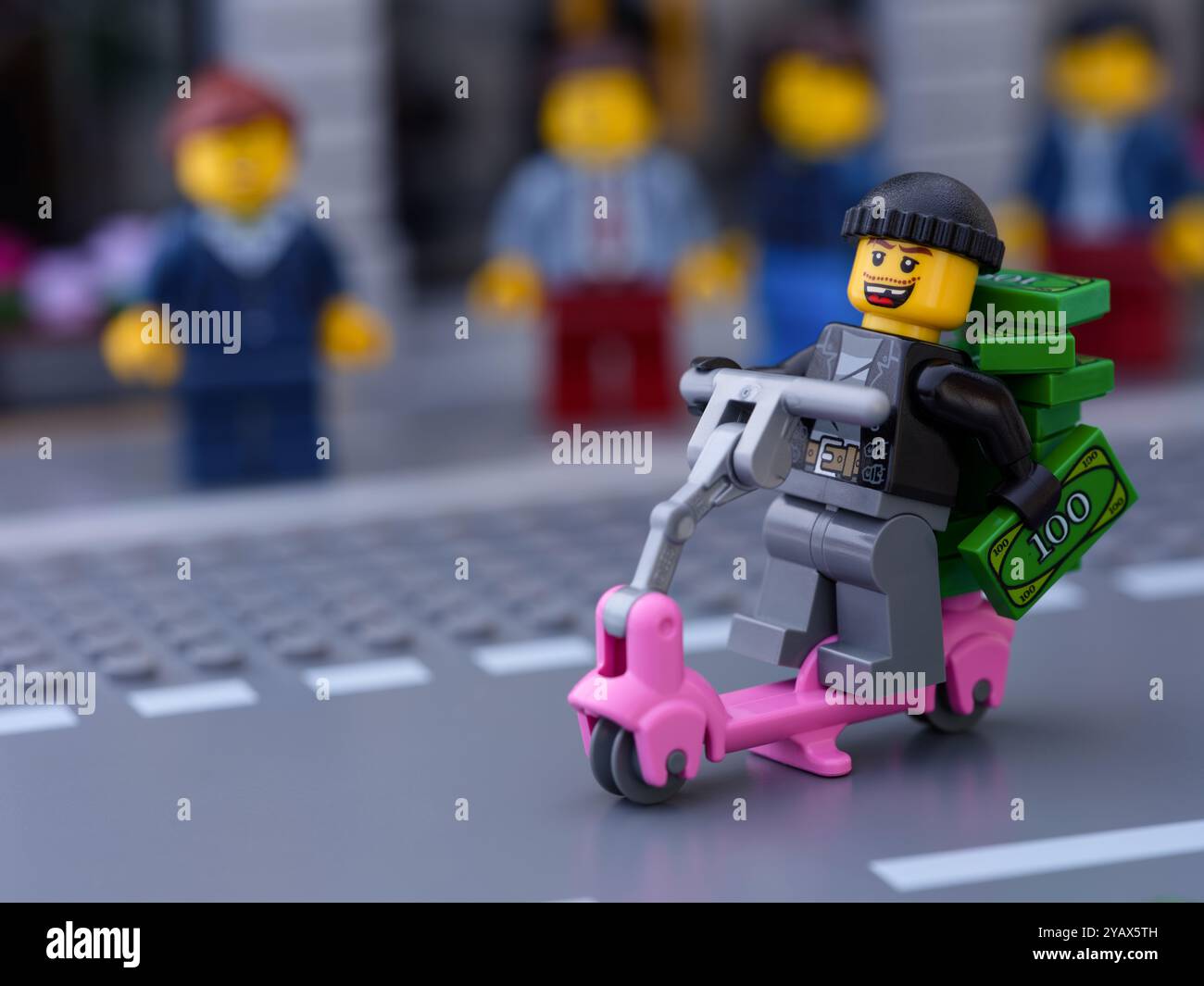 Escooter crowd hi-res stock photography and images - Alamy