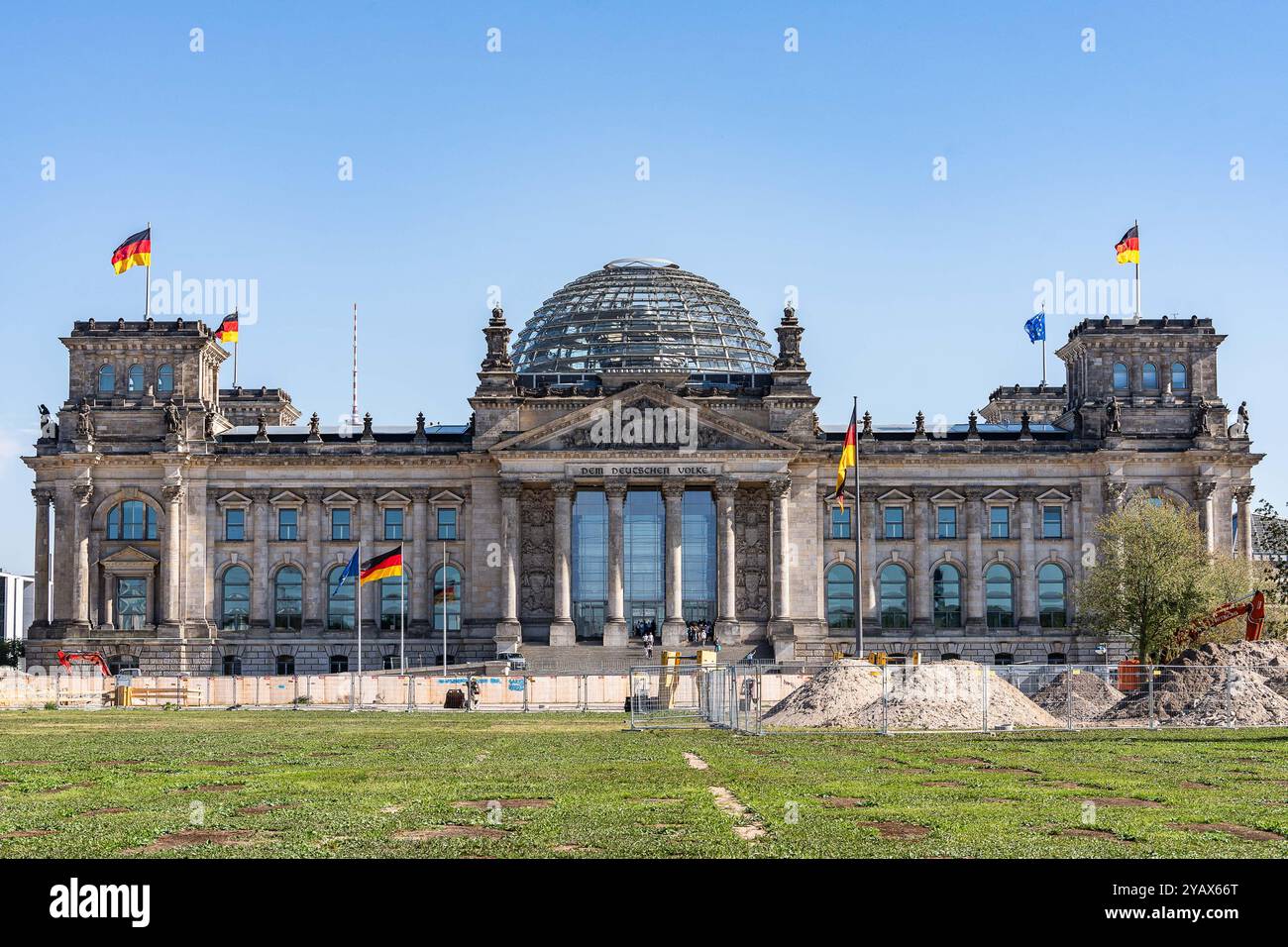 Blick auf den Bundestag in Berlin Deutsche Flagge Deutschland am ...