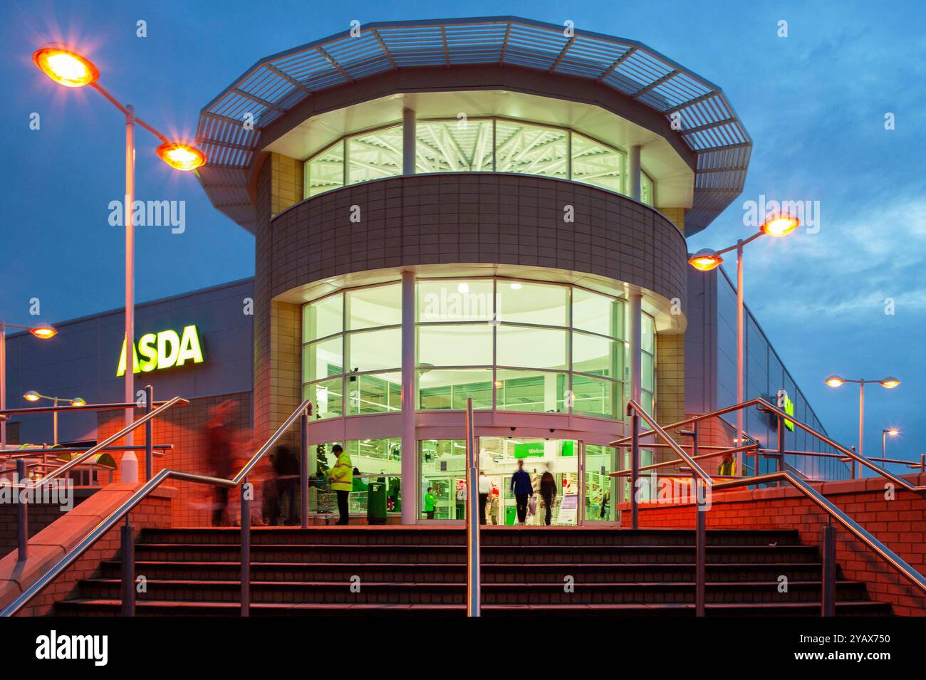 Supermarket scotland shoppers hi-res stock photography and images - Alamy